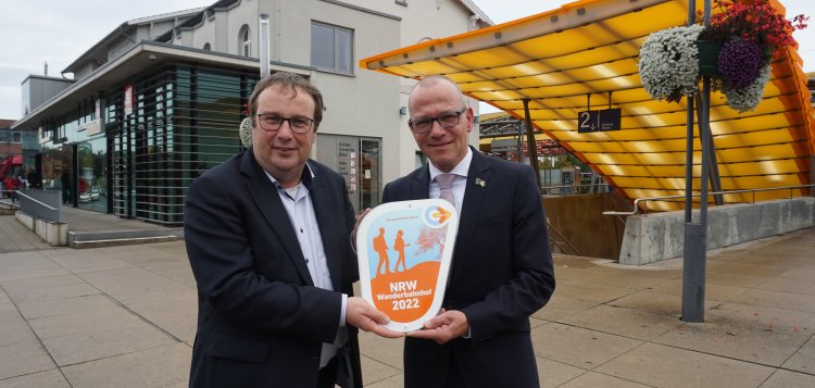 Umwelt- und Verkehrsminister Krischer kürt Wanderbahnhof des Jahres ...