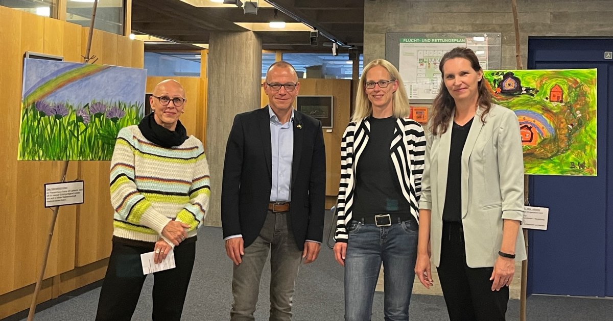 Ausstellung „Das Leben in Gewalt – Frauenhaus als Ausweg“ eröffnet ...